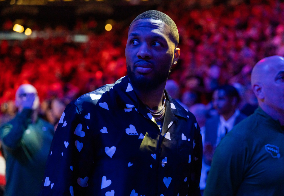 Fans in Disbelief Over Devastating Damian Lillard Injury - Athlon Sports