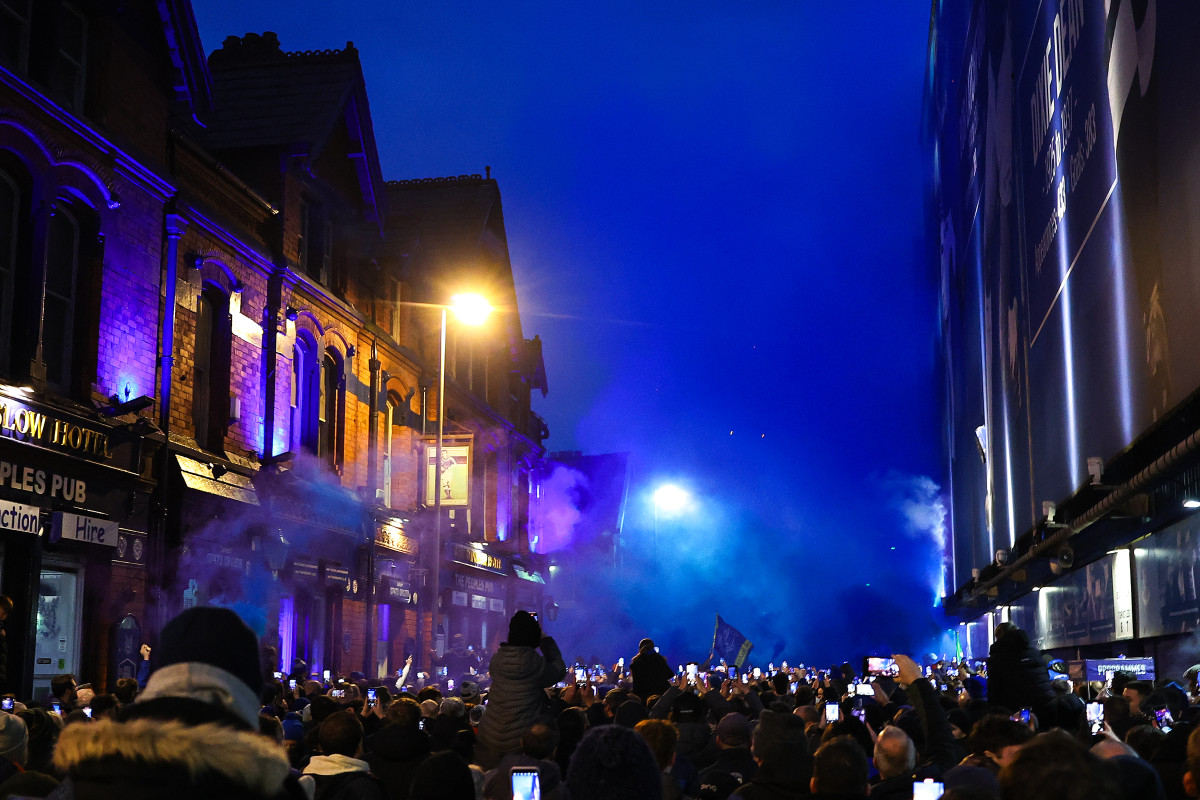 Everton Fans Troll Liverpool With Epic Flare Prank During Title ...