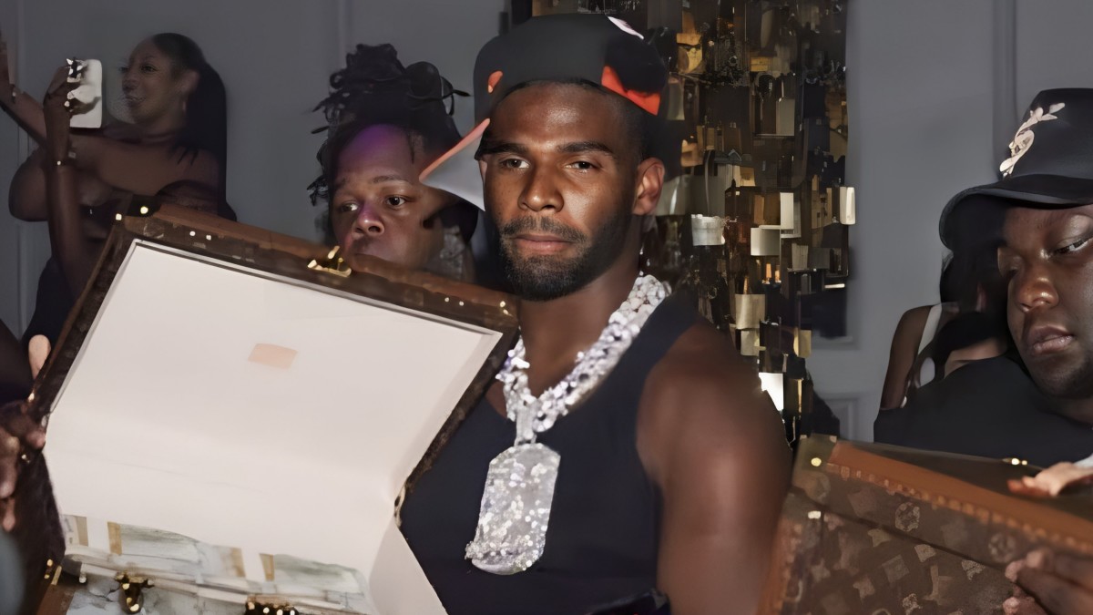 Shedeur Sanders turns heads with $1 million cash at lavish post-draft ...