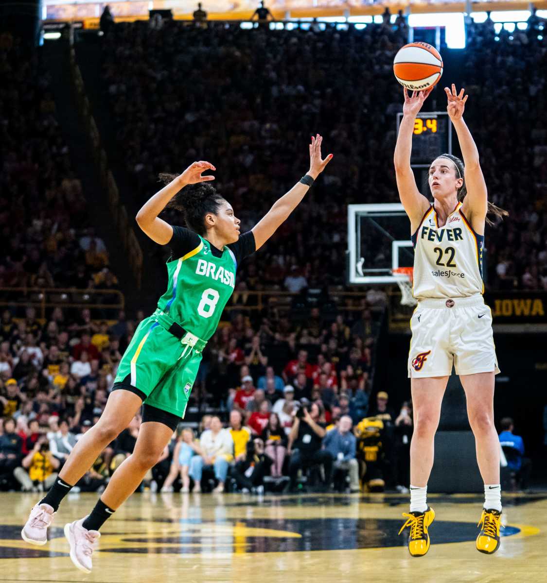 Caitlin Clark Reveals Who She Pointed at After Logo 3-Pointer vs ...