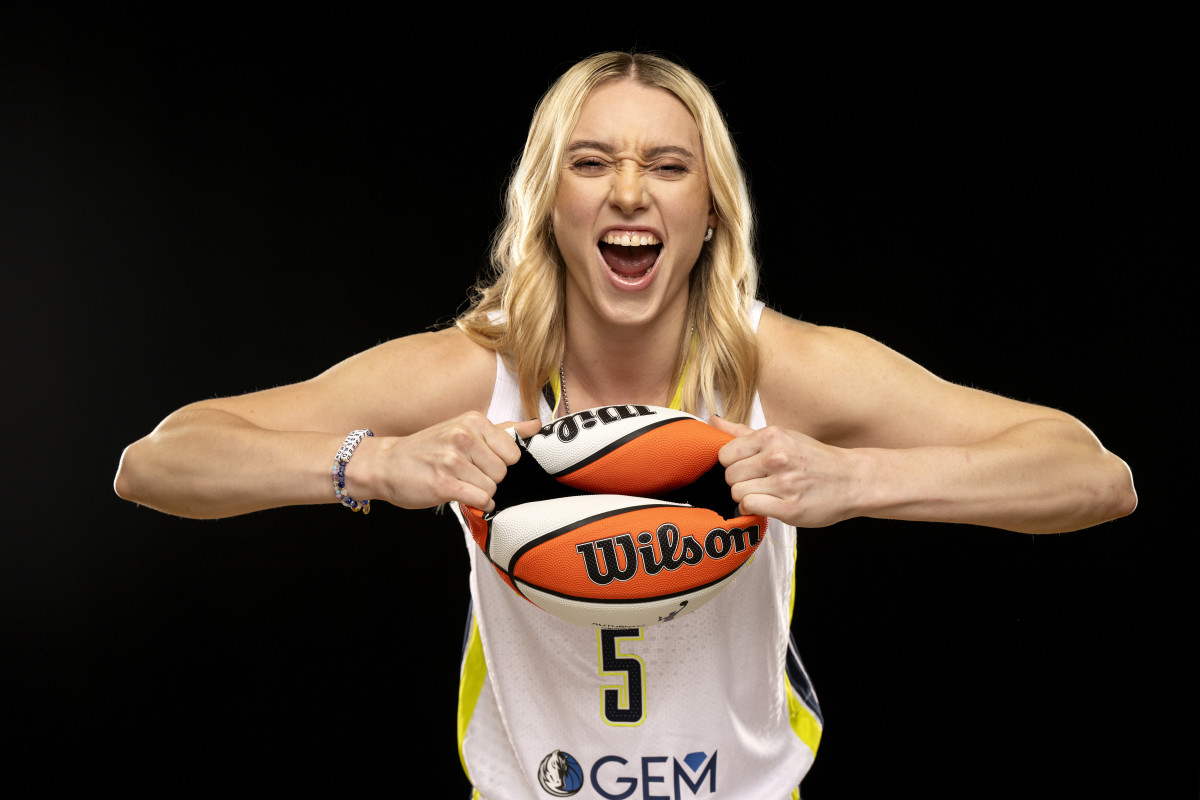 Slow-Mo Video of Paige Bueckers' No-Look Pass is Turning Heads - Athlon Sports