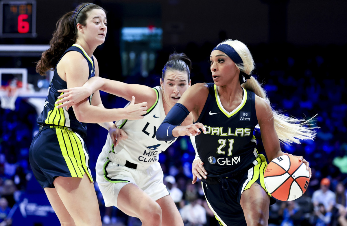 Paige Bueckers' Teammate Turns Heads With Actions During Dallas Wings Game - Athlon Sports