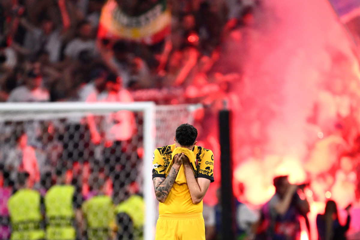 Crying Inter Milan Fan Goes Viral After Heartbreak of 5-0 Defeat to PSG ...