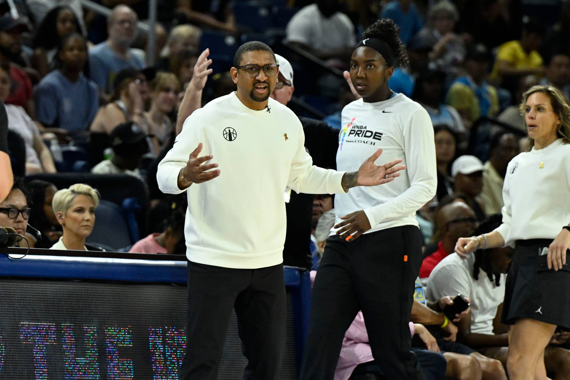 Chicago Sky Coach Defends Controversial Decision in Blowout Loss ...