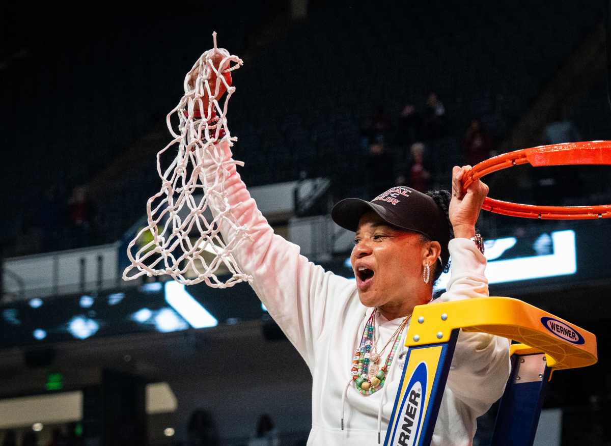 Dawn Staley Sends Message to Philadelphia WNBA Team After Historic Move - Athlon Sports