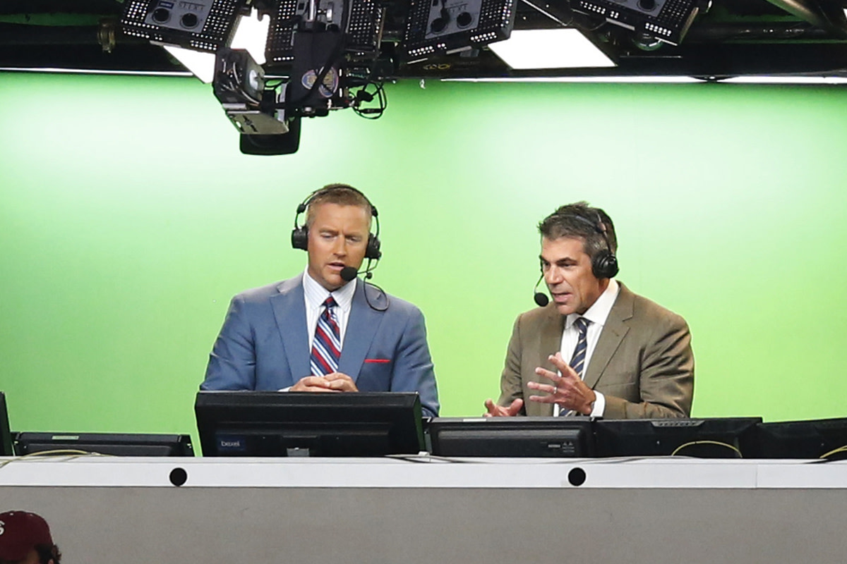 Kirk Herbstreit, Chris Fowler Facing Backlash for Texas Bottle-Throwing ... Kirk Herbstreit, Chris Fowler Facing Backlash for Texas Bottle-Throwing ...