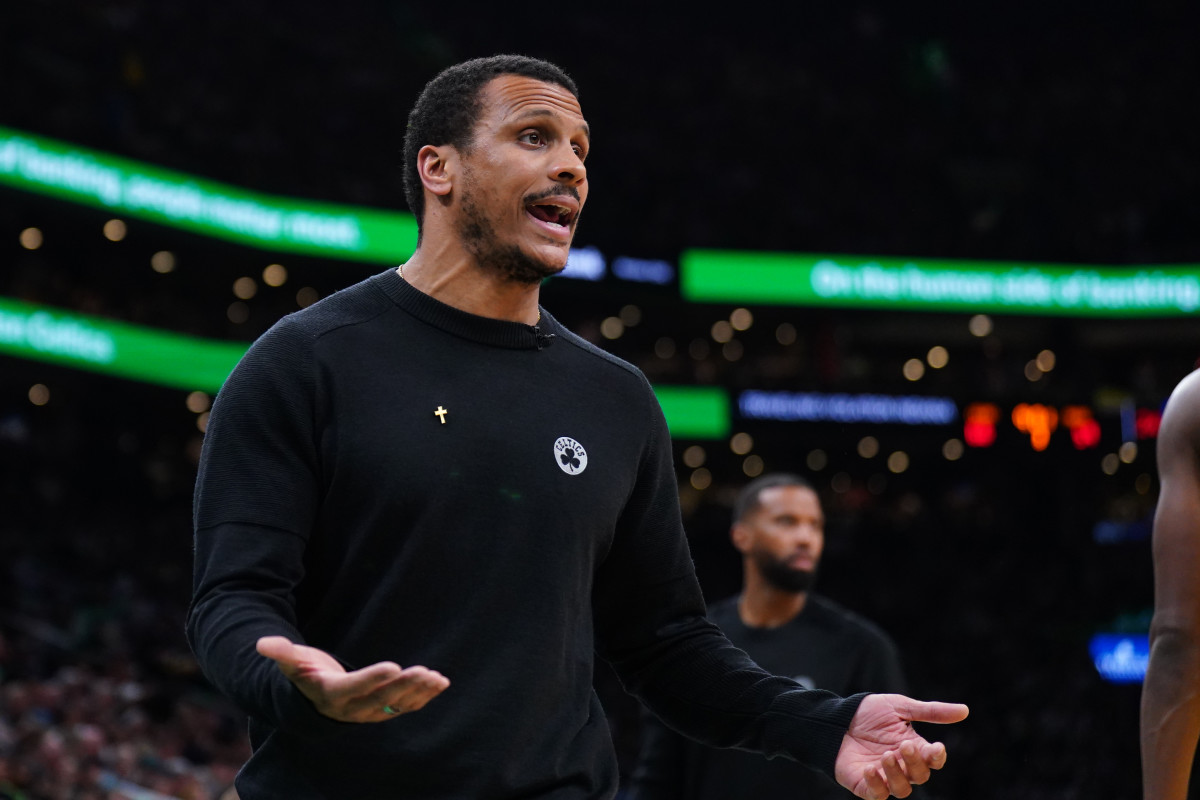 Joe Mazzulla Sends Message Ahead of Celtics-Knicks Playoff Series - Athlon Sports