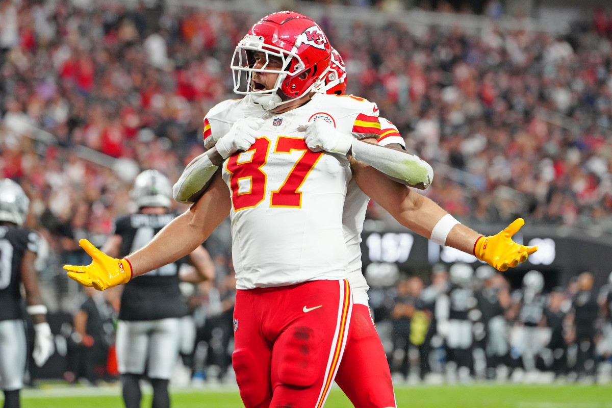 Travis Kelce Sends Two-Word Message to DeAndre Hopkins Over Chiefs Post - Athlon Sports