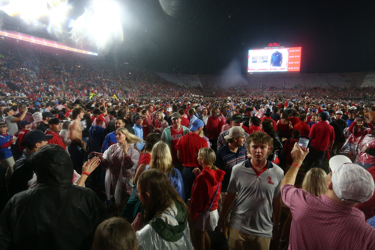 Georgia Player Appeared to Get Caught Celebrating With Ole Miss Fans ...