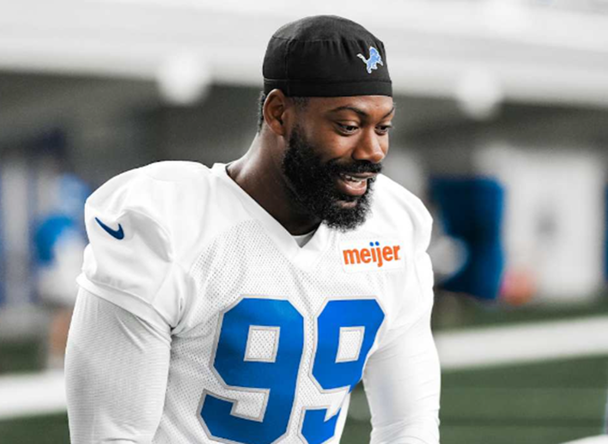 Za'Darius Smith's Pregame Outfit Had Hidden Message - Athlon Sports