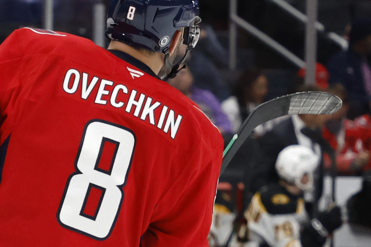 Capitals' Alex Ovechkin Broken Leg Puts Record Chase in Jeopardy - Athlon Sports