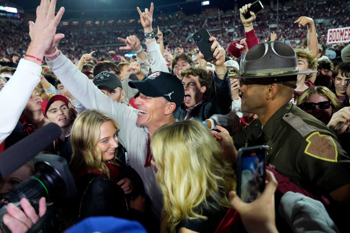 Sooners’ fans stormed the field after Oklahoma's historic upset ...