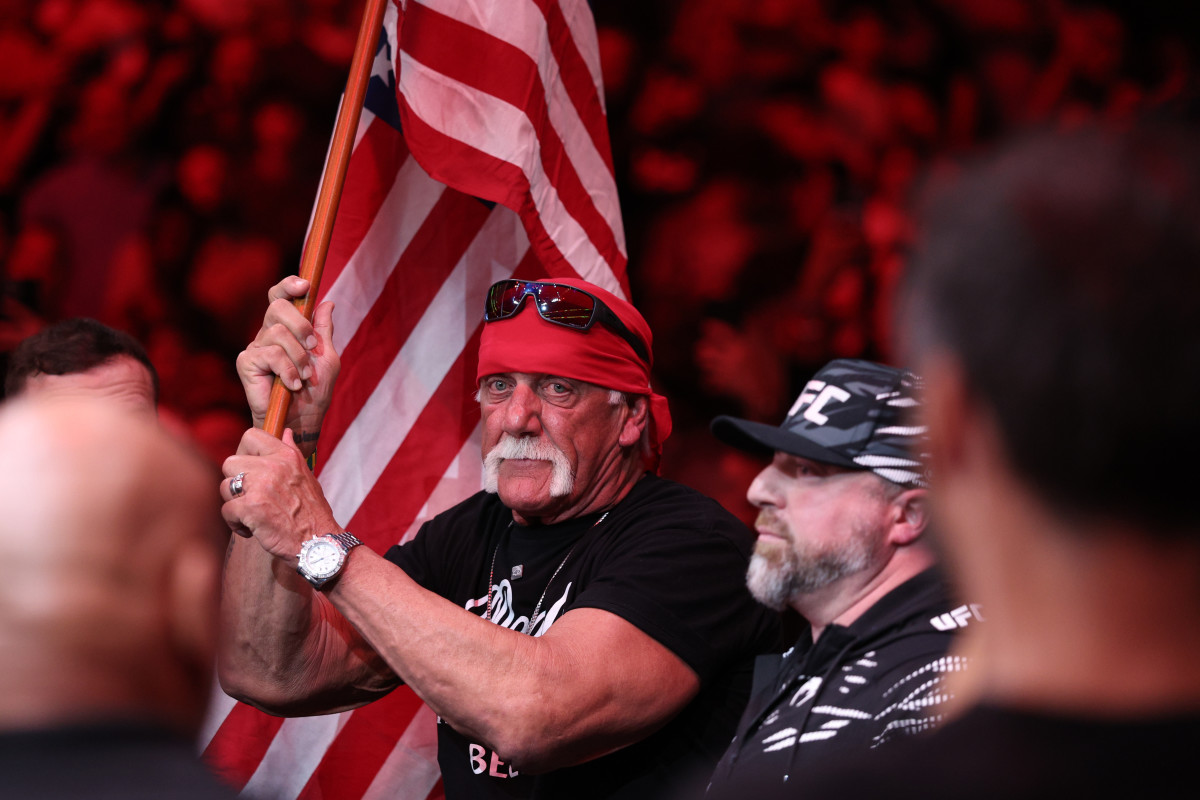 Fans Baffled After Hulk Hogan Gets Booed During WWE Raw - Athlon Sports