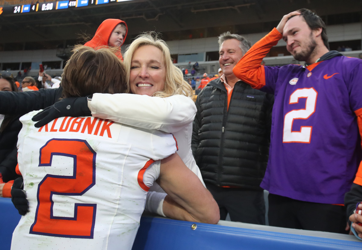 Cade Klubnik's Parents, Kim and Tod, Go to Same Church as Texas QB Quinn Ewers - Athlon Sports