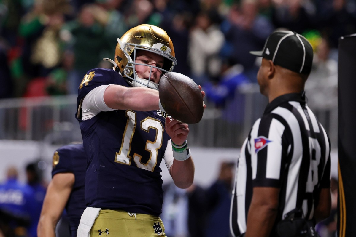 Riley Leonard Puking On Notre Dame Sideline After Opening Drive Performance - Athlon Sports