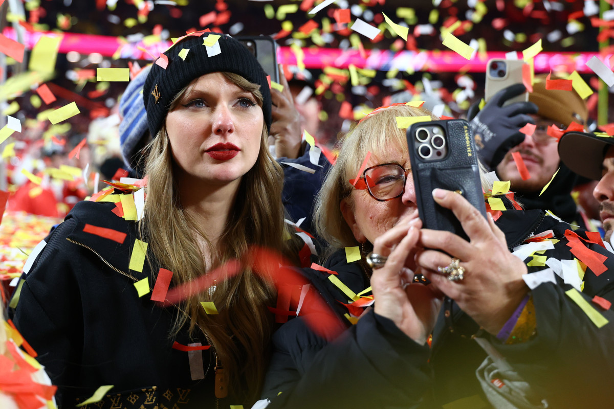 Travis Kelce's Mom Issues Stern Reminder to Chiefs Star in Front of Taylor Swift - Athlon Sports