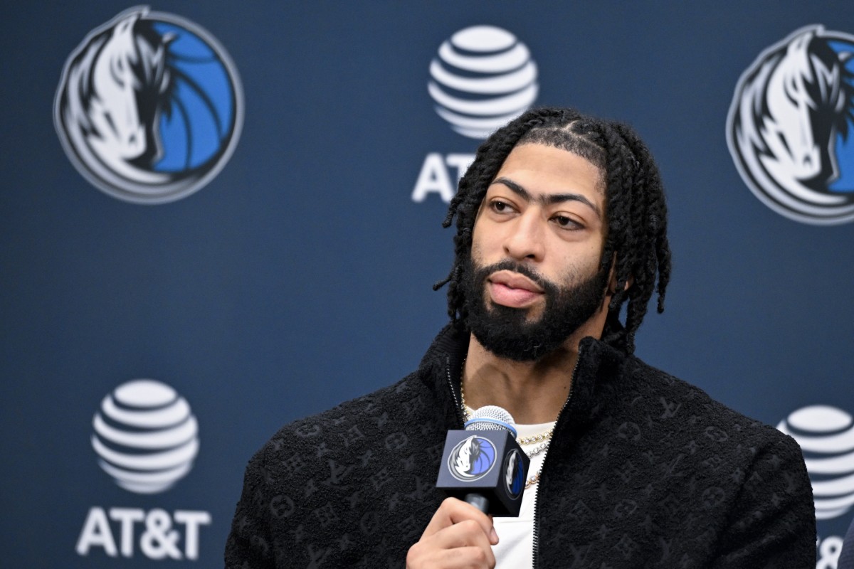 Mavericks Reveal Anthony Davis in His New Dallas Uniform - Athlon Sports