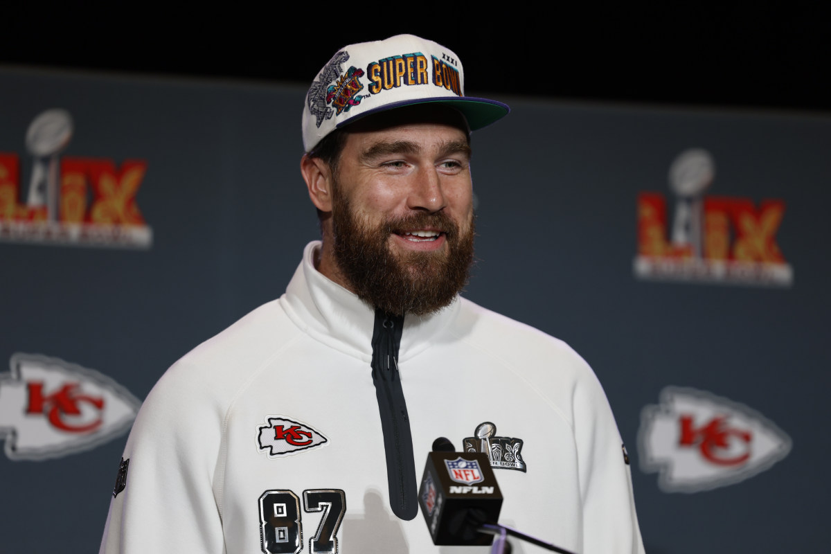 Travis Kelce's Behavior During Chiefs-Eagles Draws Erin Andrews ...