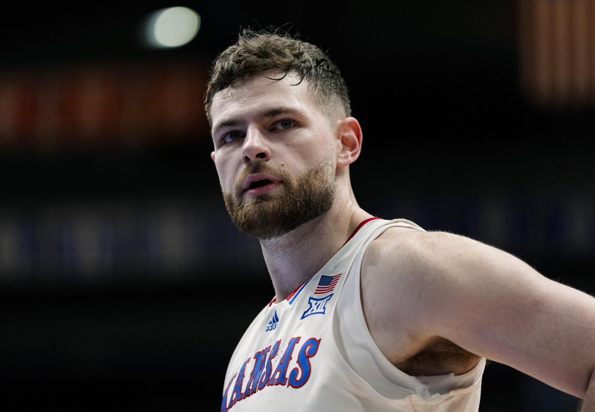 Kansas' Hunter Dickinson Sends Message to Teammate After Entering ...