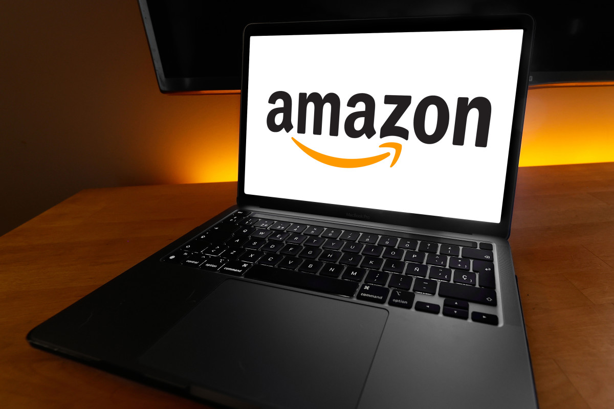 Amazon Is Selling a $1,400 Laptop for Only $380, And Buyers Say It ...