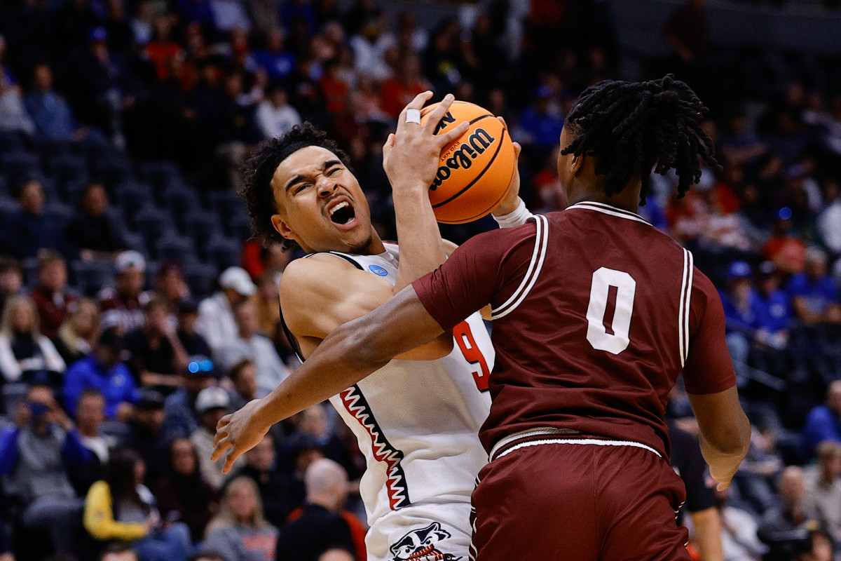 Wisconsin Basketball Draws Contact for March Madness Win - Athlon Sports