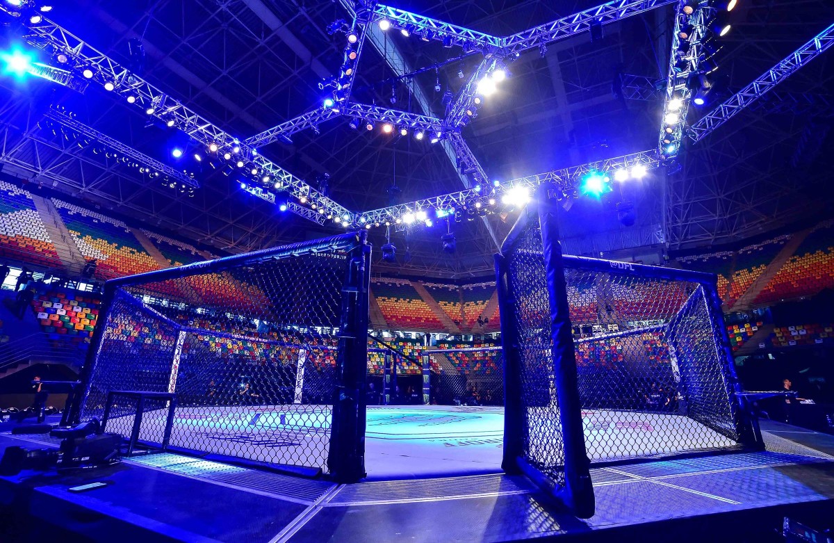 MMA Fighter Pulls off Legendary WWE Move, Puts Opponent on Stretcher ...