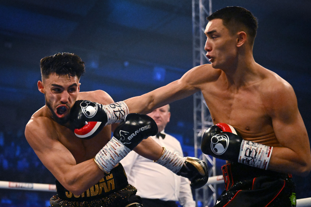 Cameron Vuong Stuns Jordan Flynn With Dominant Victory - Athlon Sports