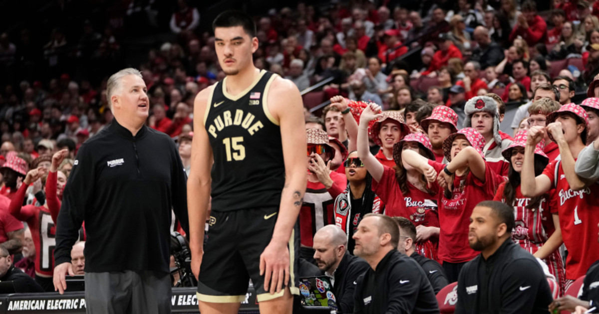 Everyone Has The Same Complaint About Zach Edey on Sunday - Athlon Sports