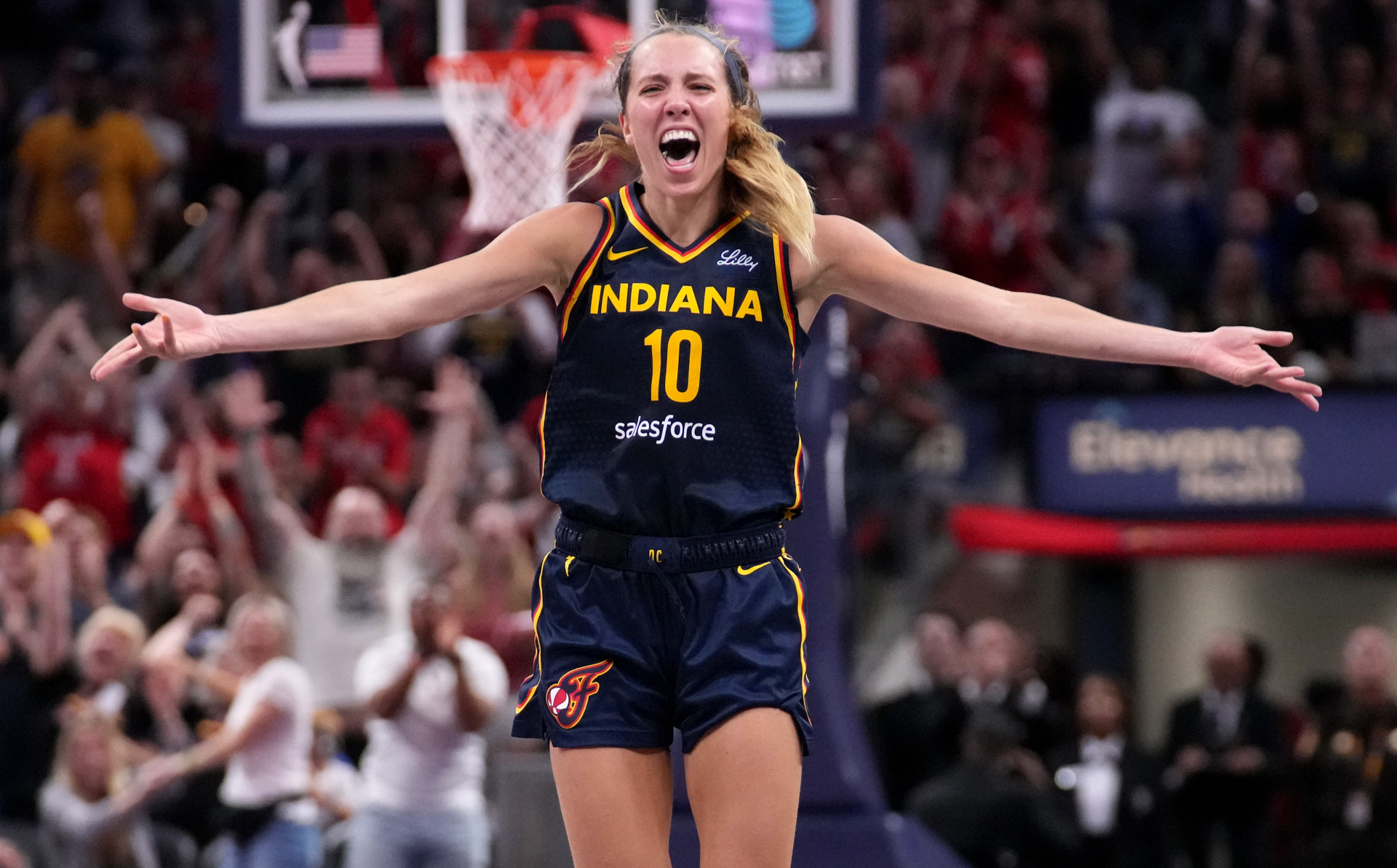 Lexie Hull Shows Her Abs in Stunning Pregame Outfit for Unrivaled ...