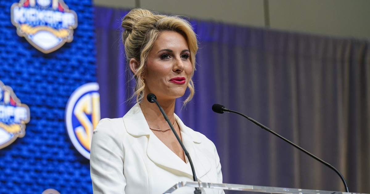 ESPN Reporter Laura Rutledge's NFL Live Outfit Turned Heads - Athlon Sports