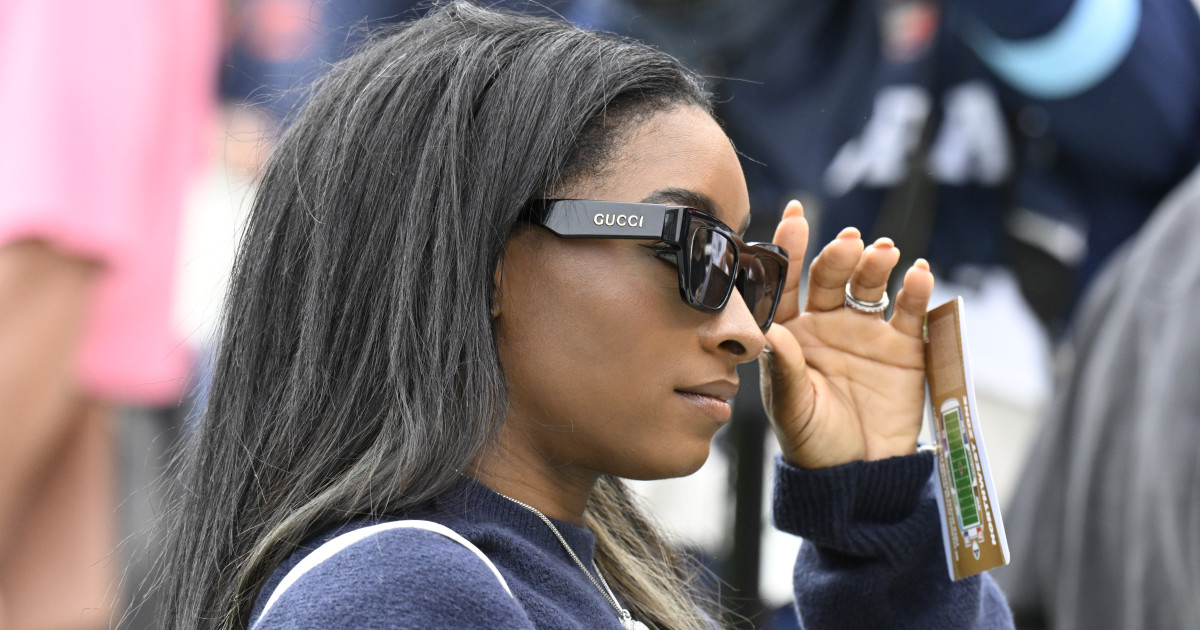 Simone Biles Shares Very PDA Moment With Jonathan Owens at Bears ...