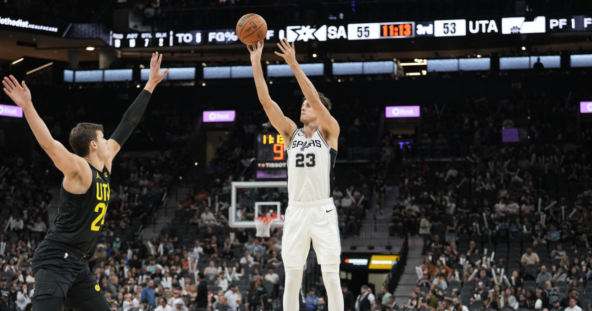 Zach Collins Focused on Shaking Off Rust in Preseason Debut for San ...