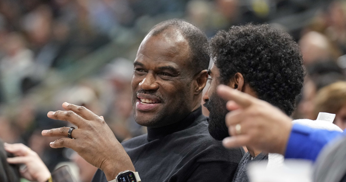 Spurs' David Robinson Shakes Head in Disbelief at Upset Fan's Behavior ...