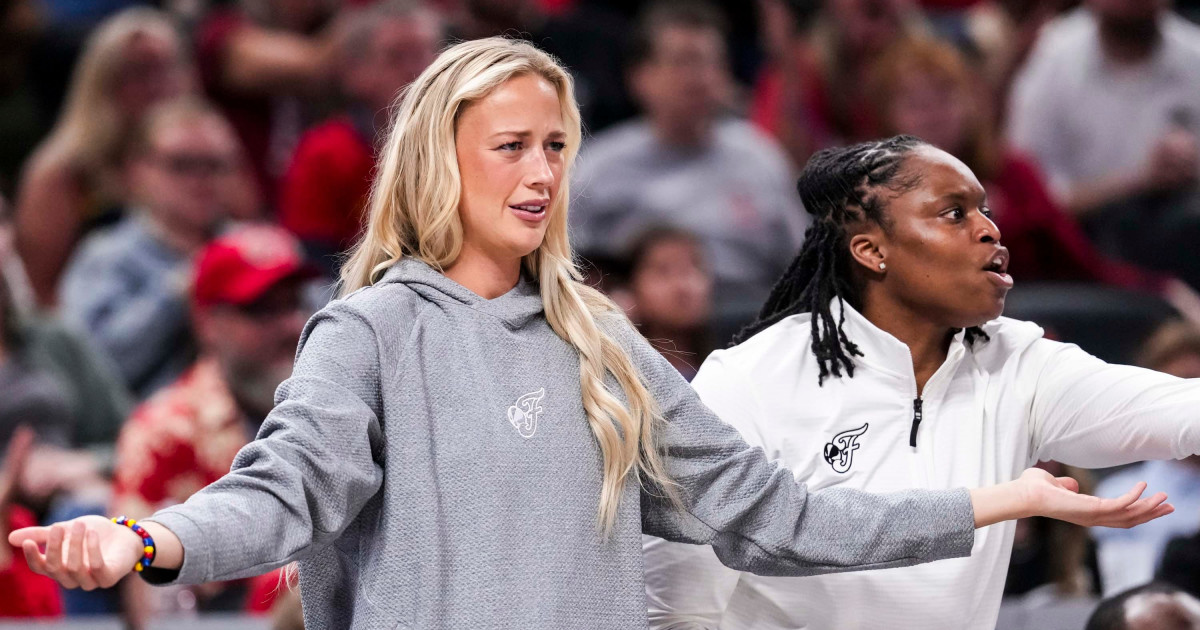 Brittney Griner’s Gesture to Sophie Cunningham Grabs Attention Before Fever-Dream Game - Athlon ...