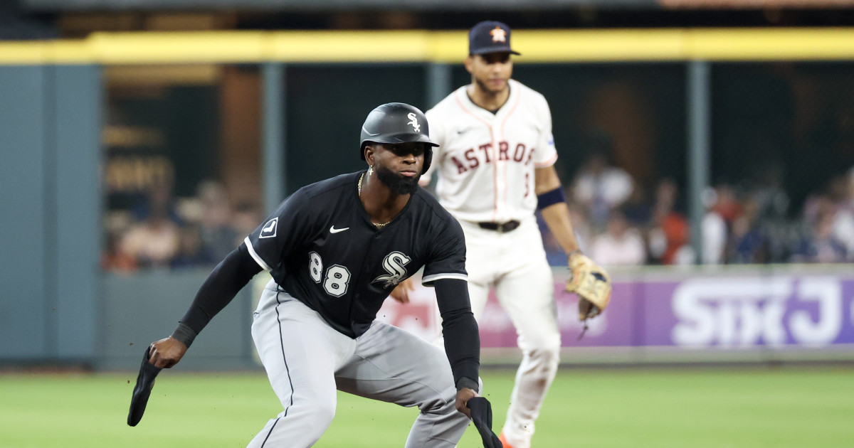 Phillies Get Tough News on Trade for Luis Robert Jr. From Mariners ...