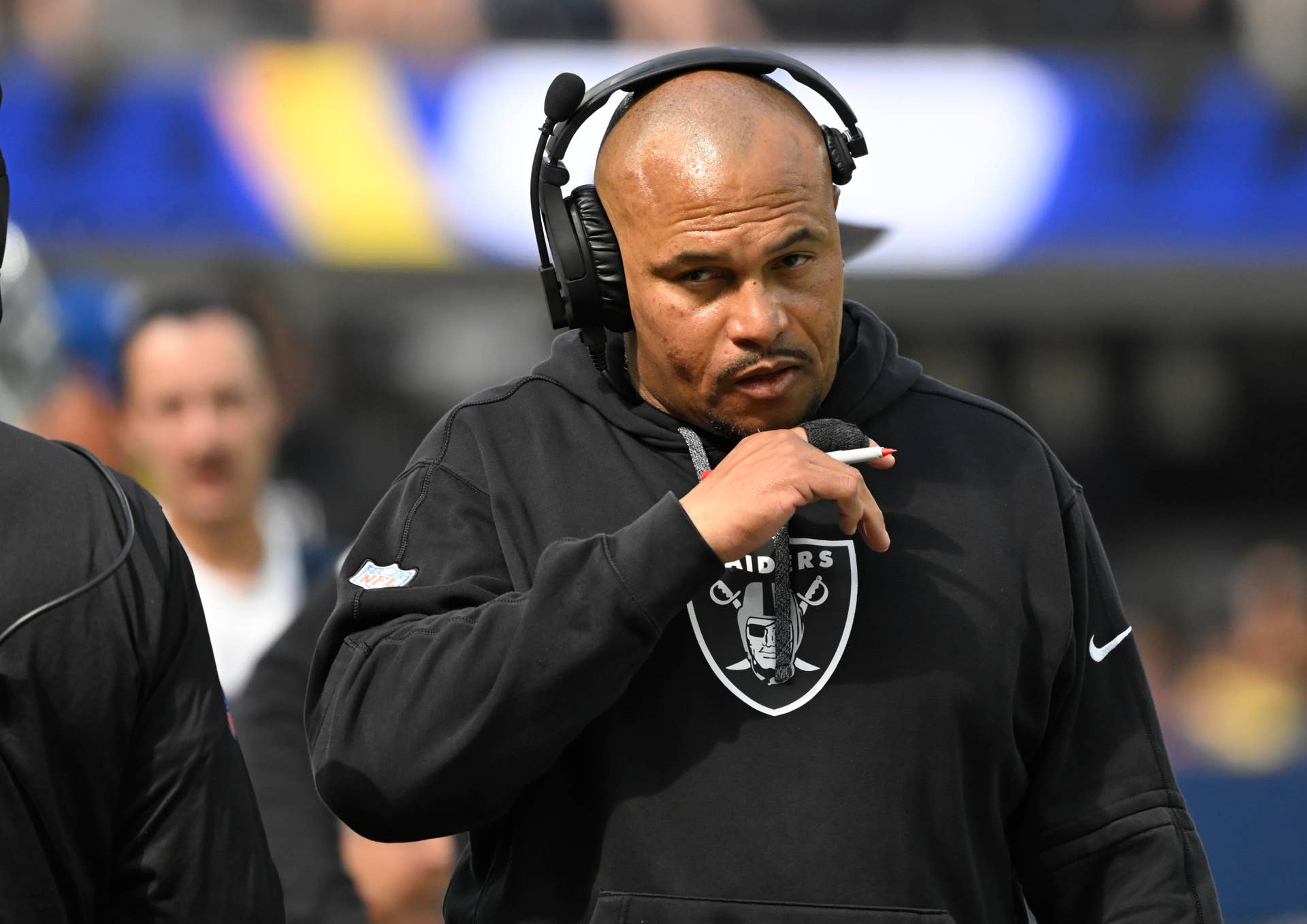 Antonio Pierce Has Blunt Response When Asked About Derek Carr - Athlon ...