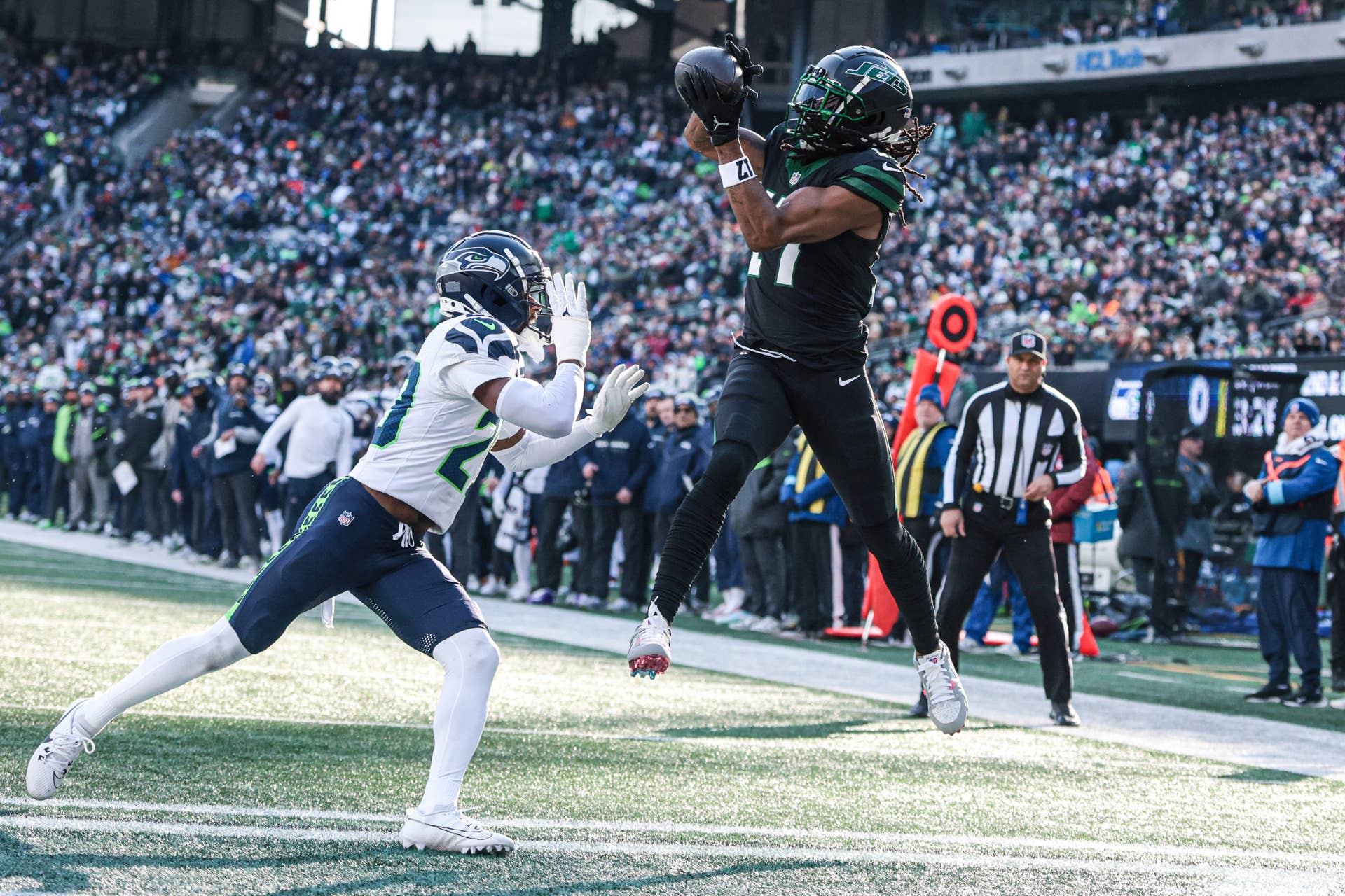 Wild First Half Sees New York Jets Leading Seattle Seahawks, 21-16 ...