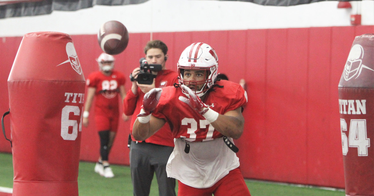 Wisconsin Football Tight End Riley Nowakowski Enters Transfer Portal ...
