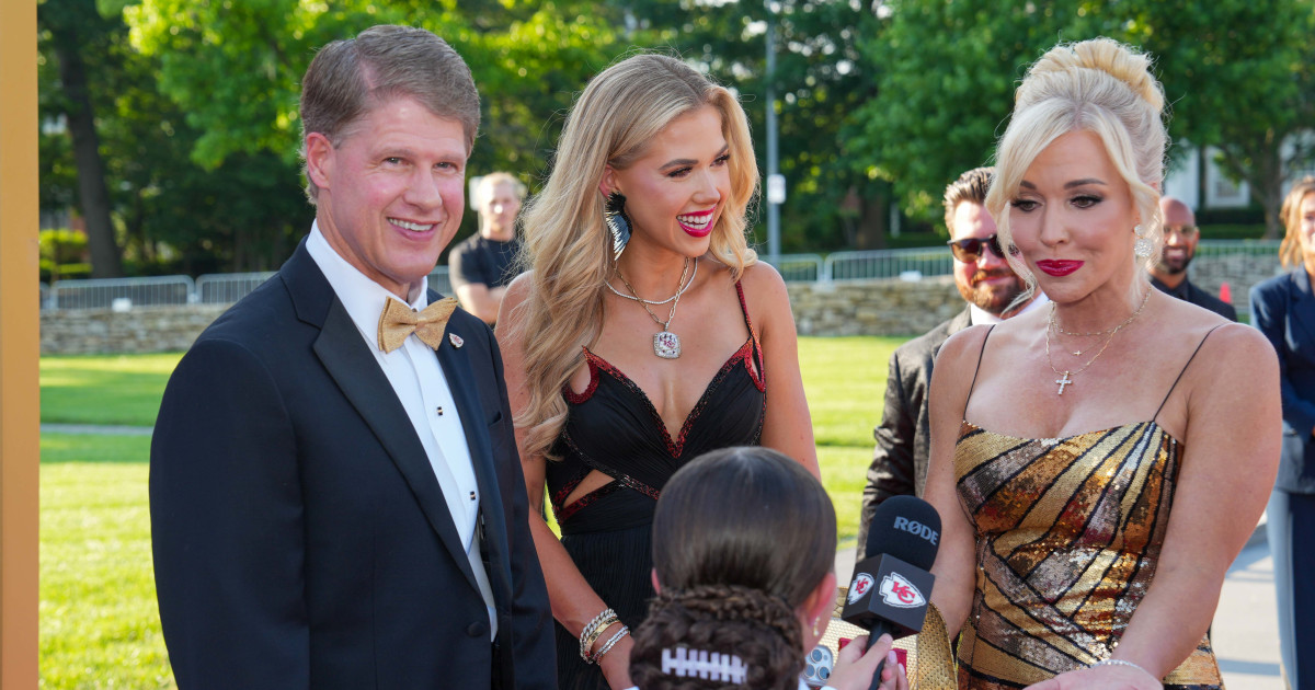 'Broken-Hearted' NFL Owner Clark Hunt Family Reveals Personal Loss in ...
