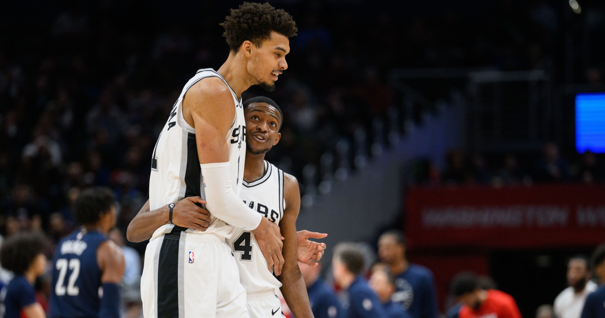 San Antonio Spurs Sign De’Aaron Fox to Max Extension - Athlon Sports