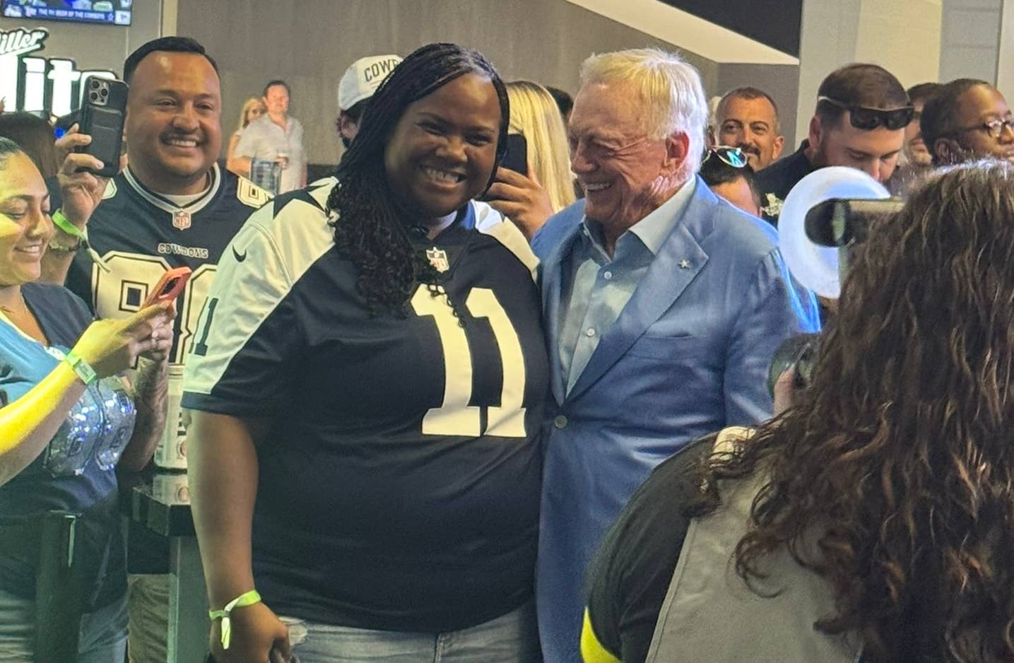 Cowboys’ Jerry Jones And Micah Parsons’ Mother Share Light-Hearted ...