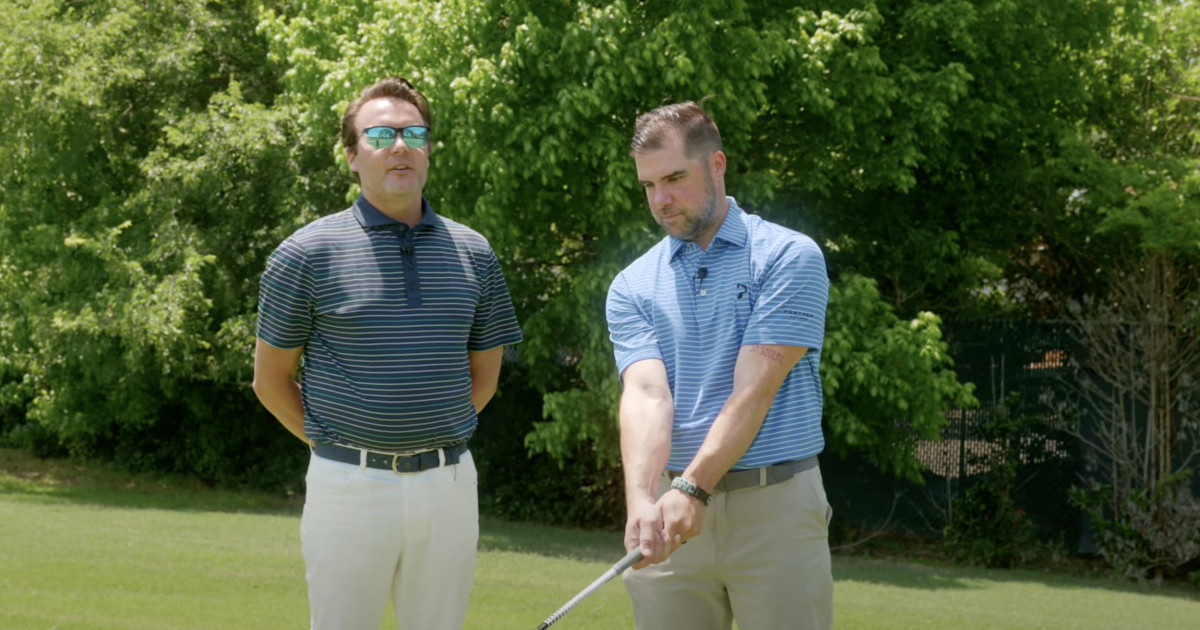 How to Grip a Golf Club: The Differences Between a Strong vs. Weak Grip ...