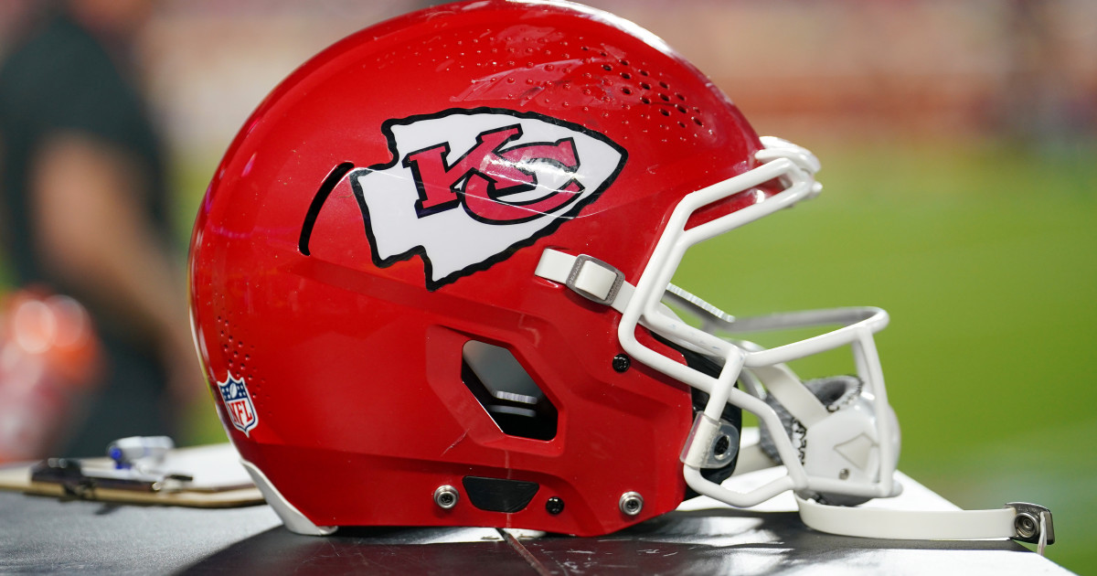 Who Is Taylor Burr? New NFL Reporter Catches Attention at Chiefs Game ...