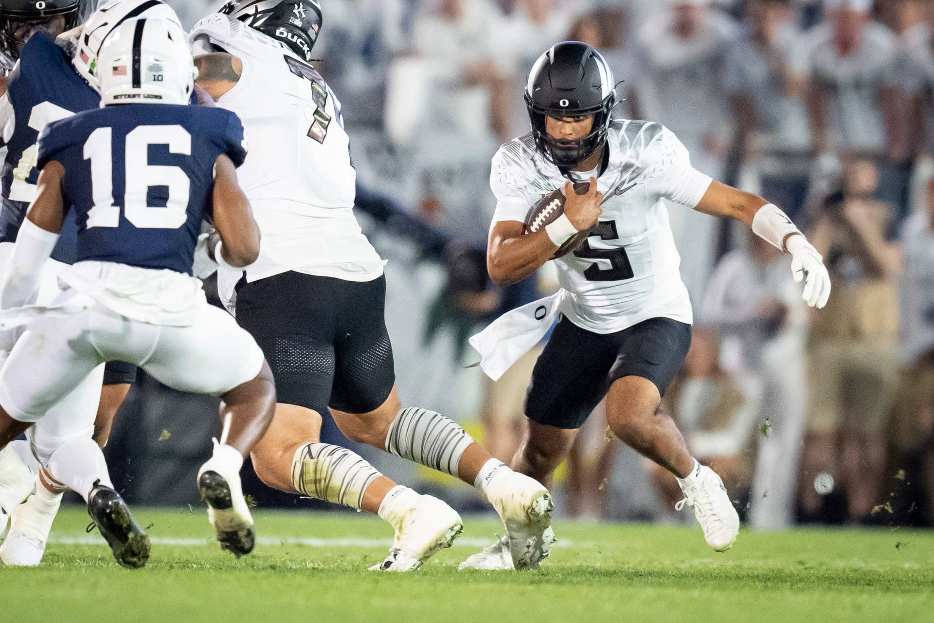 Oregon's Dante Moore Sure Looks Like an NFL Franchise QB - Athlon Sports