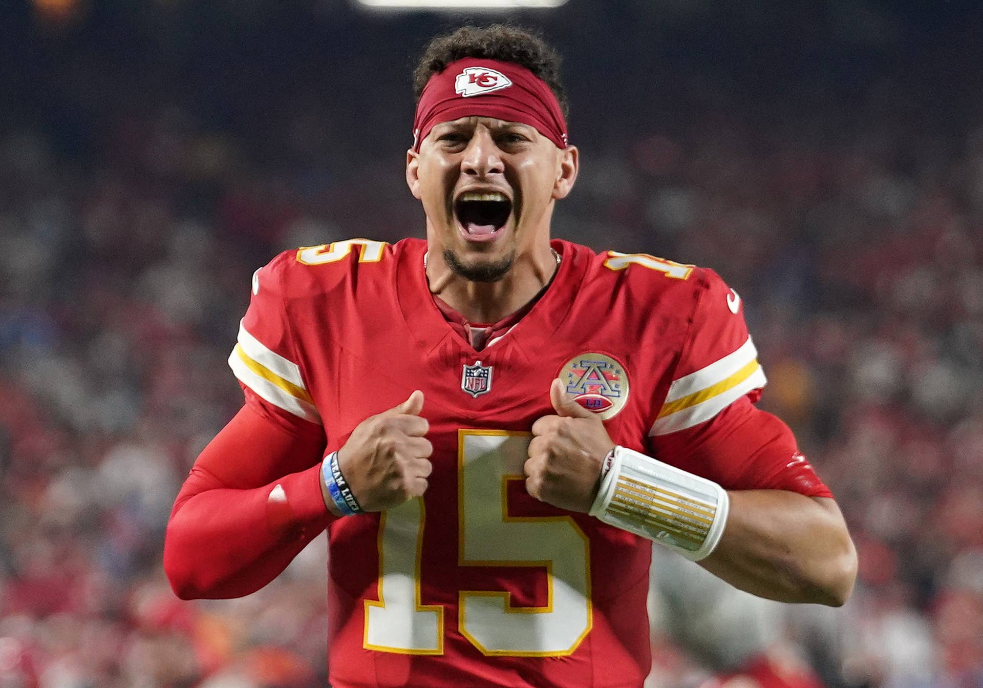 NFL Fans in Disbelief Over Slo-Mo Video of Patrick Mahomes' No-Look ...