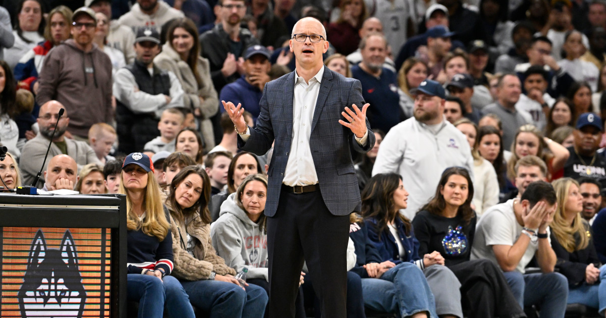 Dan Hurley's Unexpected Action In Front of Reporters After UConn's ...