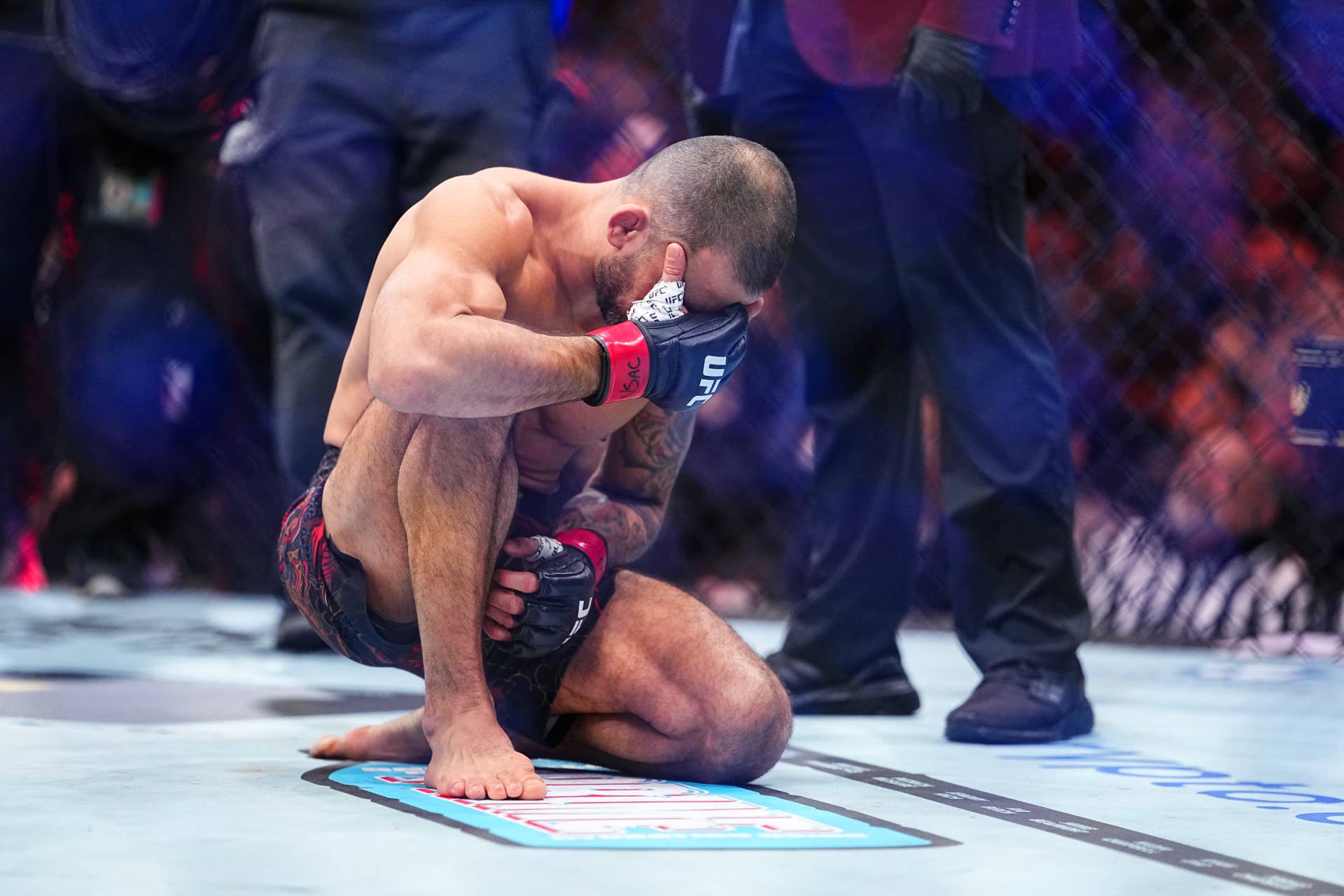 UFC World Reacts to Viral Arm Break During Championship Fight - Athlon ...